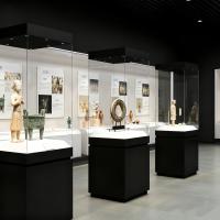 China Professional Museum Display Cabinet with Adjustable Lighting for sale