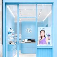 China Custom Retail Cosmetic Display Shelf With Led Lighting Fashion Cosmetic Store Design for Perfume Shop Decoration for sale
