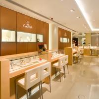 China High-End Jewelry & Watch Display Showcase LED Lighting Stainless Steel Tempered Glass Furniture for Retail Store Interior Design for sale