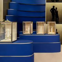 China LED-Lit Watch Cabinet with Logo Engraving & Tempered Glass for sale