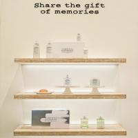 China Creative Perfume Store Furniture with Skincare Display Showcases for Boutique Cosmetic Shop Interior Decoration for sale