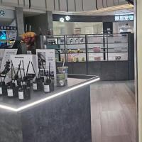China Modern Minimalist Glass Showcase For Perfume Store for sale