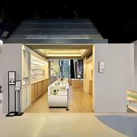 China Custom Luxury Perfume Display Cabinet Glass Showcase for Mall Cosmetic Shop for sale