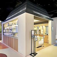 China Custom Luxury Perfume Display Cabinet Glass Showcase for Mall Cosmetic Shop for sale