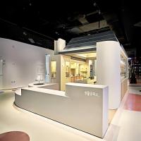 China Custom Luxury Perfume Display Cabinet Glass Showcase for Mall Cosmetic Shop for sale