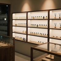 China Premium Custom Logo Perfume Display Showcase for sale
