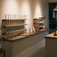 China Premium Custom Logo Perfume Display Showcase for sale