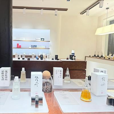 China Commercial Glass Perfume Display Cabinet Showcase for Cosmetic Retail Shop for sale