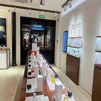 China Commercial Glass Perfume Display Cabinet Showcase for Cosmetic Retail Shop for sale