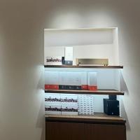 China Commercial Glass Perfume Display Cabinet Showcase for Cosmetic Retail Shop for sale