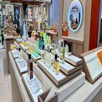 China Shopping Mall Display Cabinet Glass Perfume Showcase for Cosmetic Store for sale
