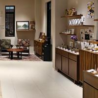 China Commercial Perfume Display Cabinet Glass Showcase for Cosmetic Boutique Mall for sale