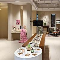 China Commercial Perfume Display Cabinet Glass Showcase for Cosmetic Boutique Mall for sale