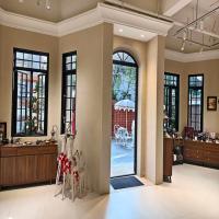China Commercial Perfume Display Cabinet Glass Showcase for Cosmetic Boutique Mall for sale