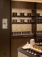 China Bracket Shelf Perfume Showcase Display Custom Shape Modern Perfume Display Cabinet for sale