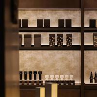 China Bracket Shelf Perfume Showcase Display Custom Shape Modern Perfume Display Cabinet for sale