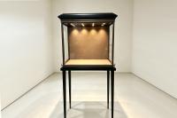 China Classic Jewelry Display Cabinet with Tempered Glass LED Spotlights and Flannel Lined Interior for Luxury Boutiques for sale