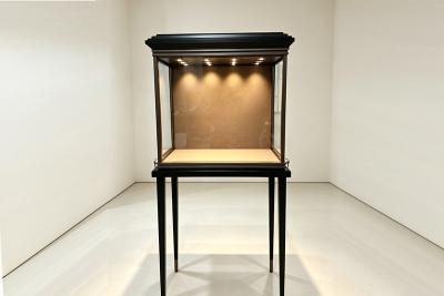 China Classic Jewelry Display Cabinet with Tempered Glass LED Spotlights and Flannel Lined Interior for Luxury Boutiques for sale