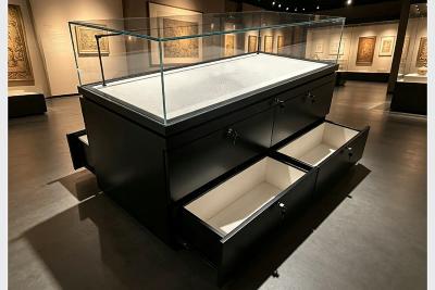 China Hydraulic Lift Museum Display Case With Anti UV Glass And Multi Lock Drawers For Cultural Relic Exhibit for sale