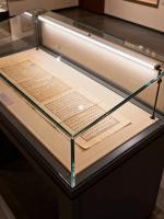China Sealed Museum Display Case With UV-Blocking Glass And Adjustable LED Light For Gallery Exhibits for sale