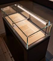China Sealed Museum Display Case With UV-Blocking Glass And Adjustable LED Light For Gallery Exhibits for sale