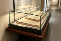 China Solid Wood Antique Museum Display Case Recyclable Collectors Museum Display Case for sale