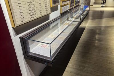 China Historical Museum Style Display Case Dustproof Chronological  Museum Glass Case for sale