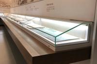 China Wall Mount Horizontal Relic Display Case Slanted View Glass Museum Display Cabinets for sale