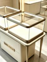 China Luxury LED Lighted Jewelry Showcase Display with Ultra White Tempered Glass and Customizable Dimensions for sale