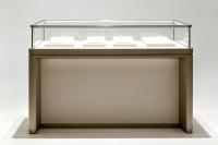 China Modern Rounded Edge Jewelry Display Counter with Tempered Glass and Customizable Dimensions for Boutique Showcase for sale