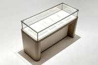 China Modern Rounded Edge Jewelry Display Counter with Tempered Glass and Customizable Dimensions for Boutique Showcase for sale