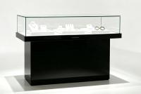 China Ultra Clear Tempered Glass Jewelry Display Counter with Lockable Storage Drawers and 1200*550*950mm Dimensions for sale