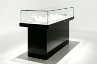 China Ultra Clear Tempered Glass Jewelry Display Counter with Lockable Storage Drawers and 1200*550*950mm Dimensions for sale