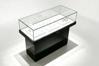China Ultra Clear Tempered Glass Jewelry Display Counter with Lockable Storage Drawers and 1200*550*950mm Dimensions for sale