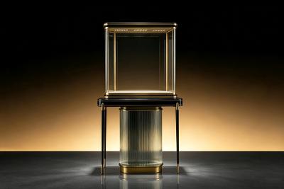 China Vintage Luxury Jewelry Pedestal Showcase with Fluted Glass Base and Four-Sided Transparent Glass Featuring Top-Mounted LED Spotlights for sale