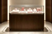 China Walnut Grain Veneer Jewelry Display Counter with Rounded Glass Corners and Built-in LED Lighting for sale
