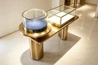 China Modular Jewelry Showcase Table with Brushed Gold Metal Structure and LED Illumination for Luxury Boutiques for sale