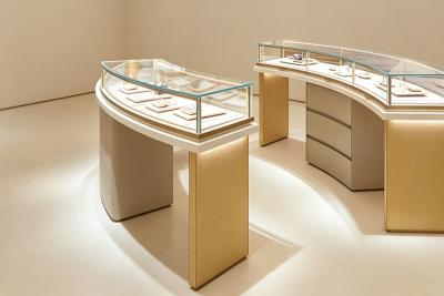 China Luxury Curved Tempered-Glass Jewelry Display Counter with Built-in LED Light and Leather-Wrapped Panel for sale