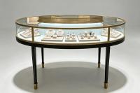 China Luxury Round Jewelry Island Counter with Full-Circle Bent Tempered-Glass and Brushed Gold Metal Frame Featuring Built-In LED Lighting for sale