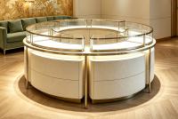 China Luxury Circular Ring-Shape Jewelry Island Counter with Bent Tempered-Glass and Built-in LED Light for High-End Boutiques for sale
