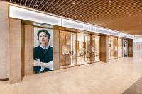 China Luxury Jewelry Showroom with Full-Store Customization Featuring Textured Curved Showcases and Italian-Inspired Aesthetics for sale