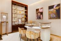 China Luxury Jewelry Showroom with Full-Store Customization Featuring Textured Curved Showcases and Italian-Inspired Aesthetics for sale