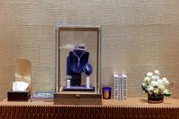 China Modern Light-Luxury Style Jewelry Showroom with Ultra-Clear Tempered Glass and Full-Store Custom Design for sale