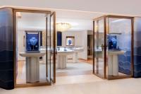 China Modern Luxury Jewelry Showroom with Full-Store Custom Organic Curved-Pillar Display and Artistic Textured Wall Panels for sale