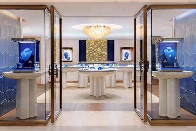 China Modern Luxury Jewelry Showroom with Full-Store Custom Organic Curved-Pillar Display and Artistic Textured Wall Panels for sale