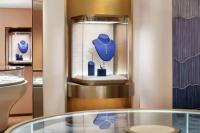 China Modern Luxury Jewelry Showroom with Full-Store Custom Organic Curved-Pillar Display and Artistic Textured Wall Panels for sale