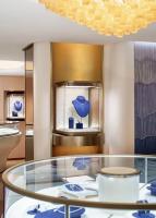 China Modern Luxury Jewelry Showroom with Full-Store Custom Organic Curved-Pillar Display and Artistic Textured Wall Panels for sale