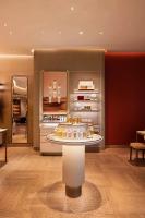 China Art-inspired Retro Luxury Jewelry Boutique with Curved Round Display Counter & VIP Private Lounge for sale