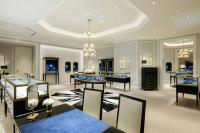 China New-Classical French Style Jewelry Boutique with Full-Store Customization and Oval Gold-Trim Island Showcase for sale
