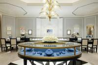 China New-Classical French Style Jewelry Boutique with Full-Store Customization and Oval Gold-Trim Island Showcase for sale